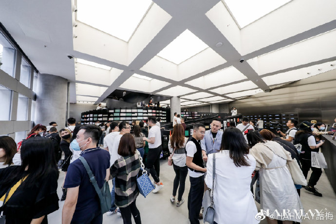 HARMAY话梅在成都造了一个让人疯狂的灰色仓库 - C2CC传媒