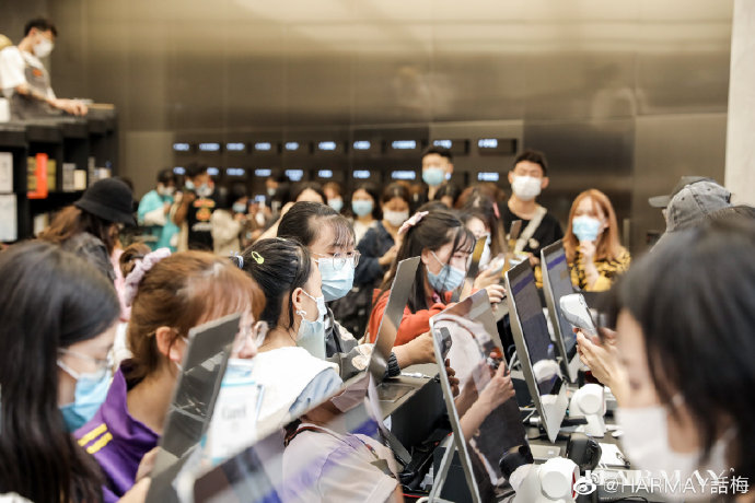 HARMAY话梅在成都造了一个让人疯狂的灰色仓库 - C2CC传媒