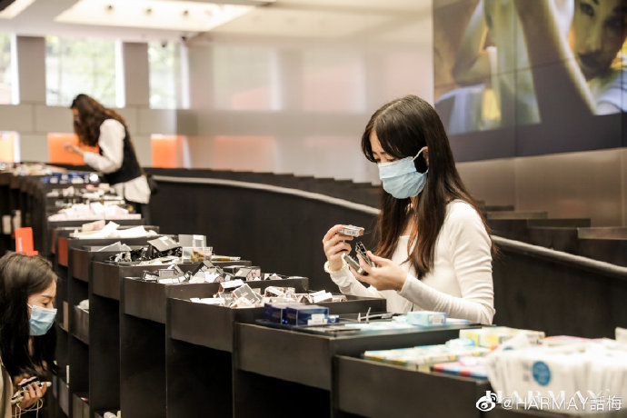 HARMAY话梅在成都造了一个让人疯狂的灰色仓库 - C2CC传媒