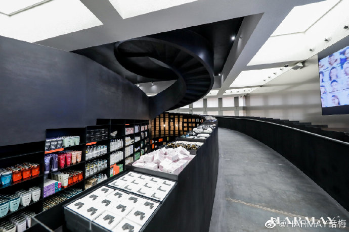 HARMAY话梅在成都造了一个让人疯狂的灰色仓库 - C2CC传媒