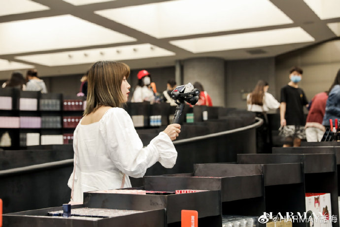 HARMAY话梅在成都造了一个让人疯狂的灰色仓库 - C2CC传媒